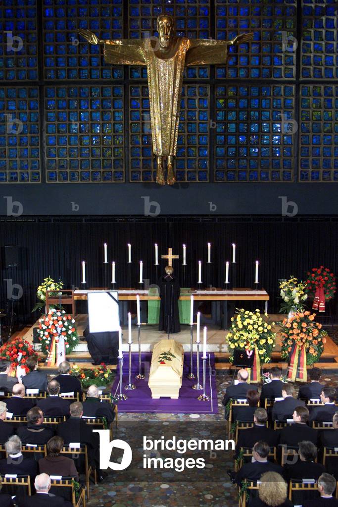 Image of PRIEST KERKULE STANDS BEHIND COFFIN OF GERMAN ACTRESS KNEF ...