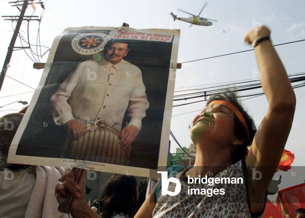 Image of A FILIPINO SUPPORTER OF FORMER PRESIDENT ESTRADA DISPLAY HIS ...