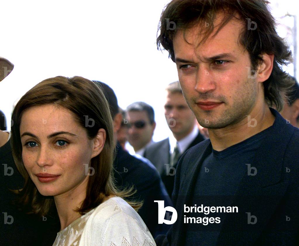 Image of French actor Vincent Perez (R) and Emmanuelle Beart pose during
