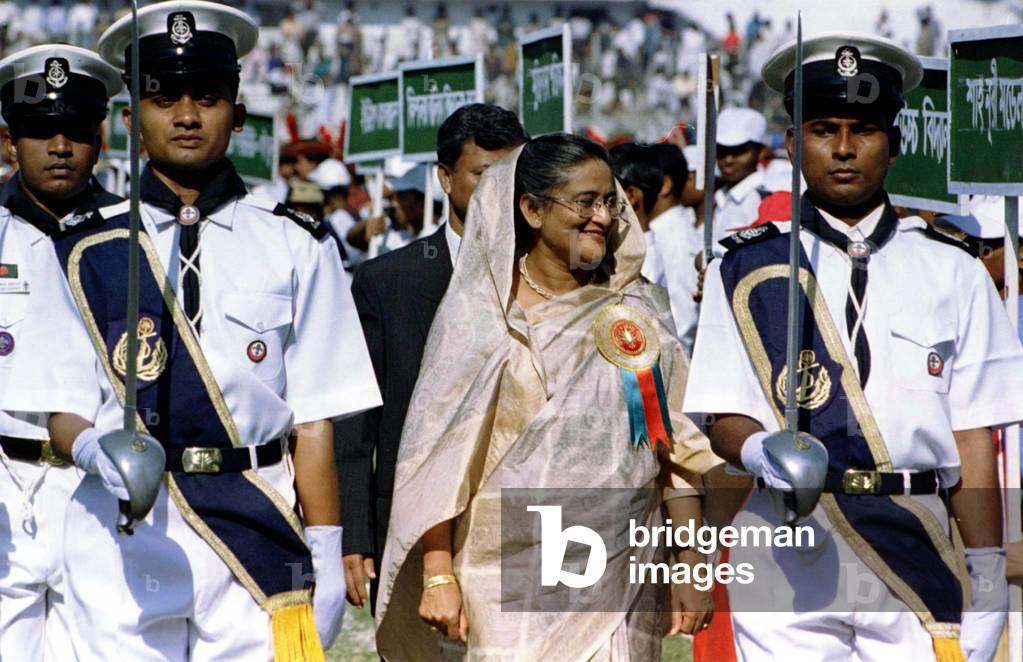 Image of BANGLADESH PRIME MINISTER SHEIKH HASINA INSPECTS GUARD OF HONOUR, 1998-03-26