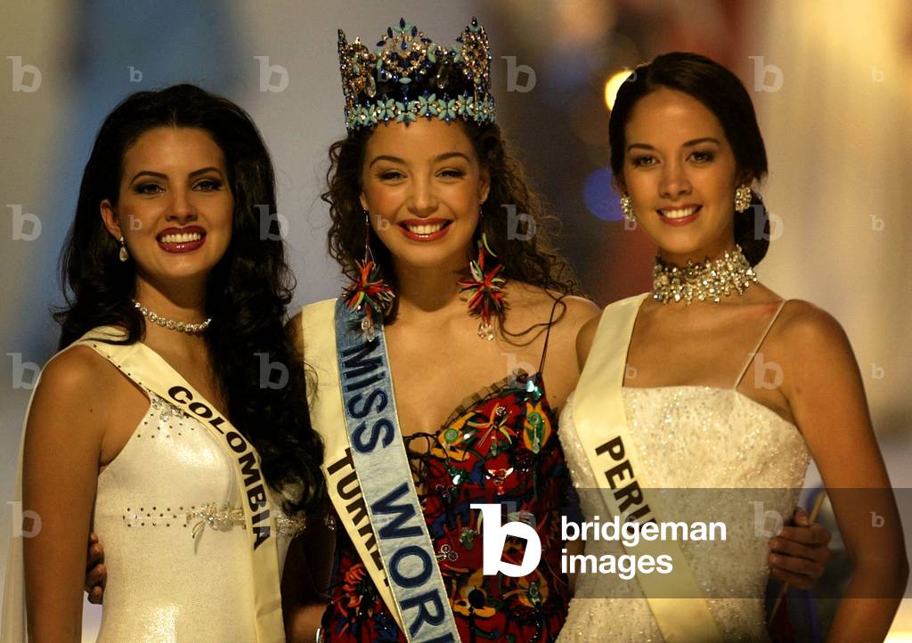 Image of TURKEY'S MISS WORLD CONTESTANT AKIN POSES WITH MISS COLUMBIA ...