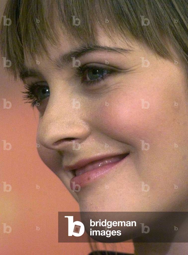 Image of Actress Alicia Silverstone smiles as she addresses a news ...