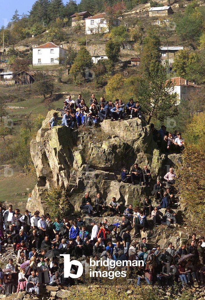 Image of BULGARIANS, MOST ETHNIC TURKS, GATHER TO WELCOME TURKISH PRIME ...