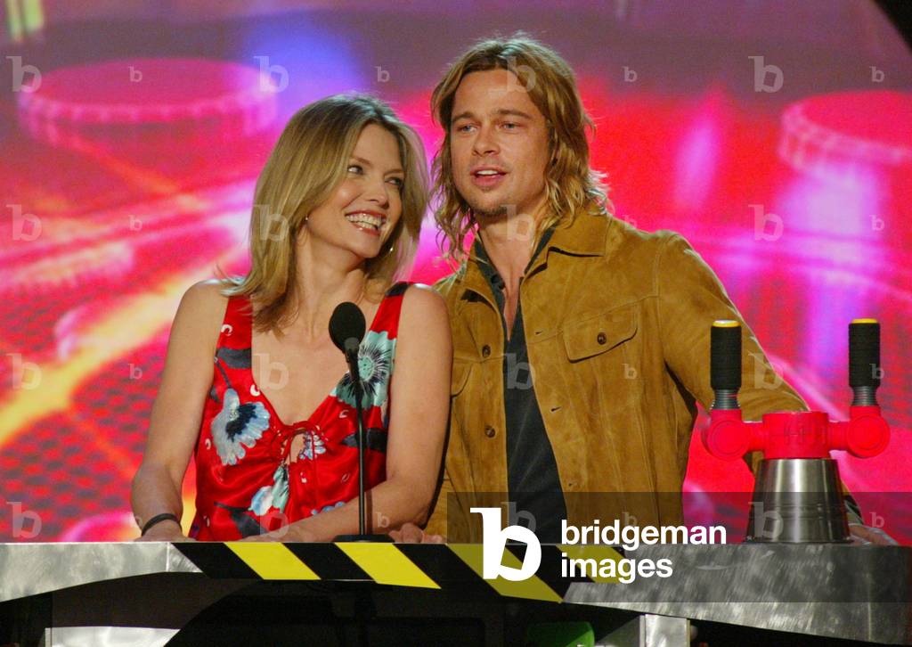 Image of MICHELLE PFEIFFER AND BRAD PITT AT KIDS CHOICE AWARDS IN