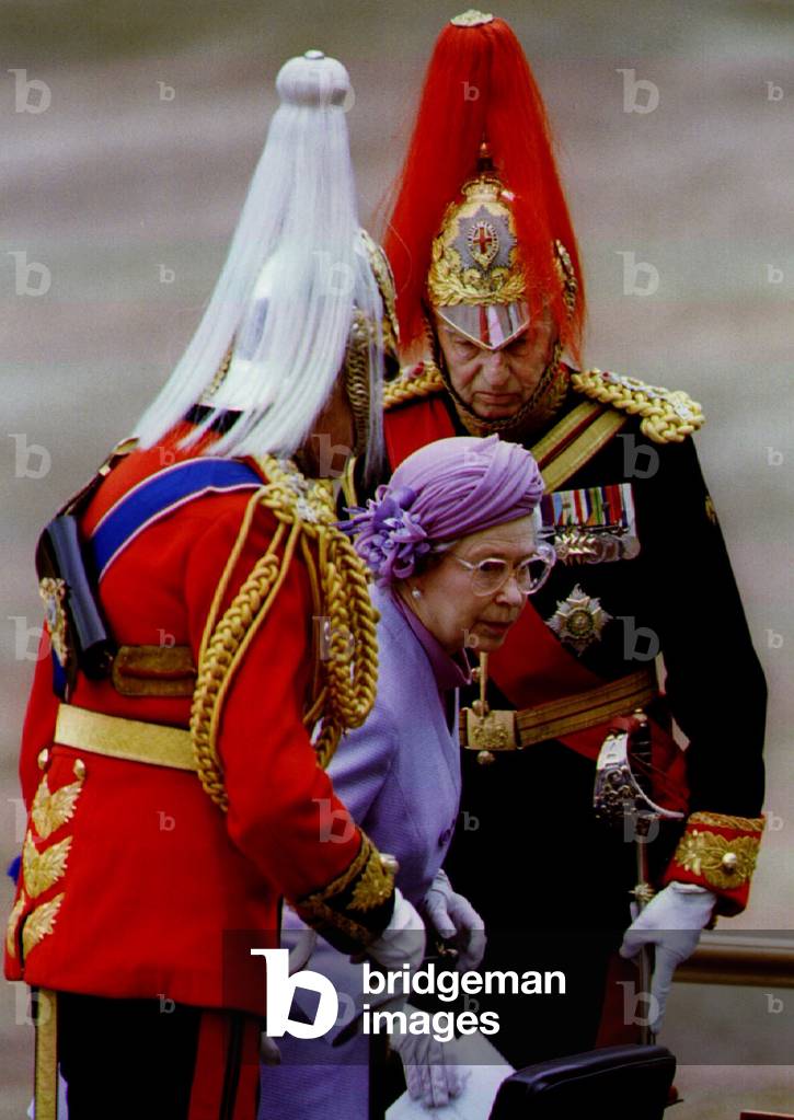 Image of Queen Elizabeth II is dwarfed by General Lord Michael Fitzalan ...