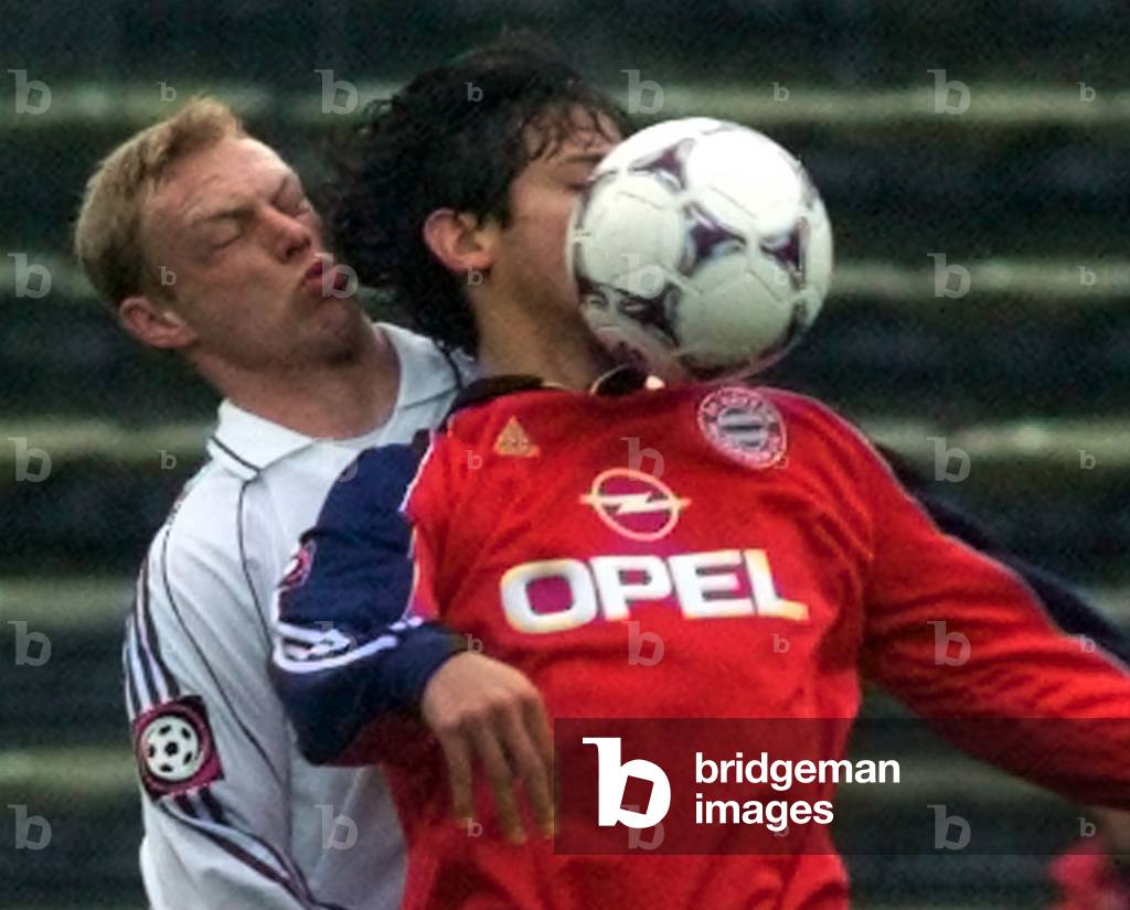 Image of MARKUS HAPPE FROM FC SCHALKE IS BLOCKED BY ROQUE SANTA