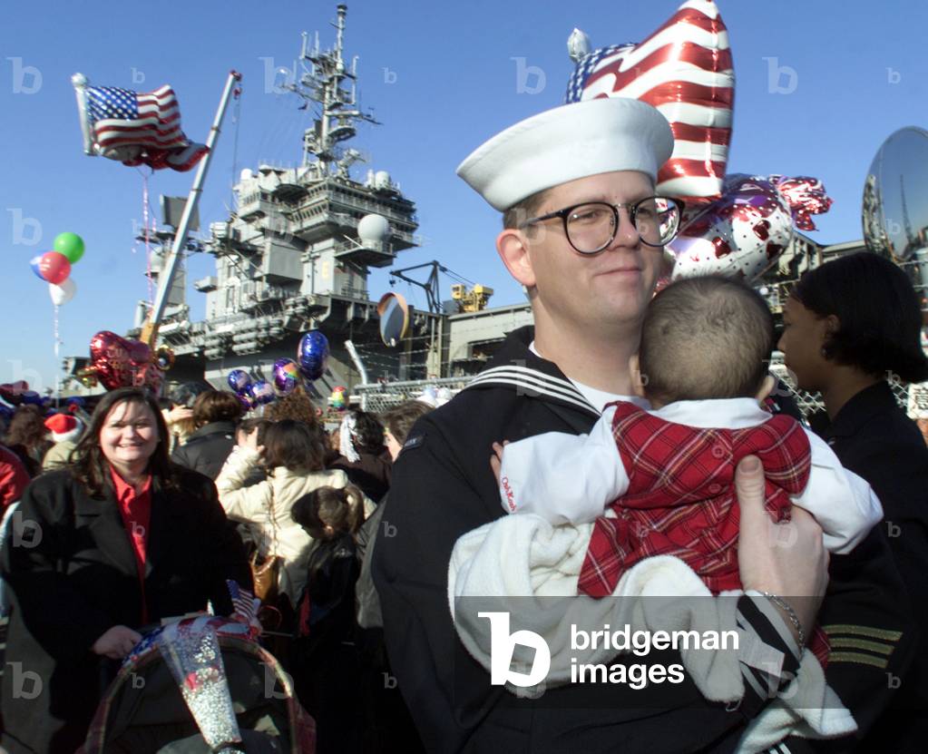 Image of Sailor David Schmidtke holds his daughter Hiroko after being ...
