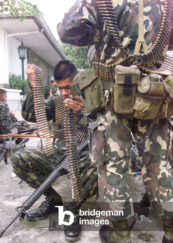 Image of FILIPINO GOVERNMENT SOLDIERS PREPARE THEIR WEAPONRY INSIDE THE ...