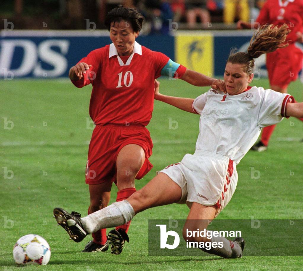 Image of NORTH KOREAN KIM BATTLES DANE HANSEN FOR BALL, 1999-06-25 (photo)