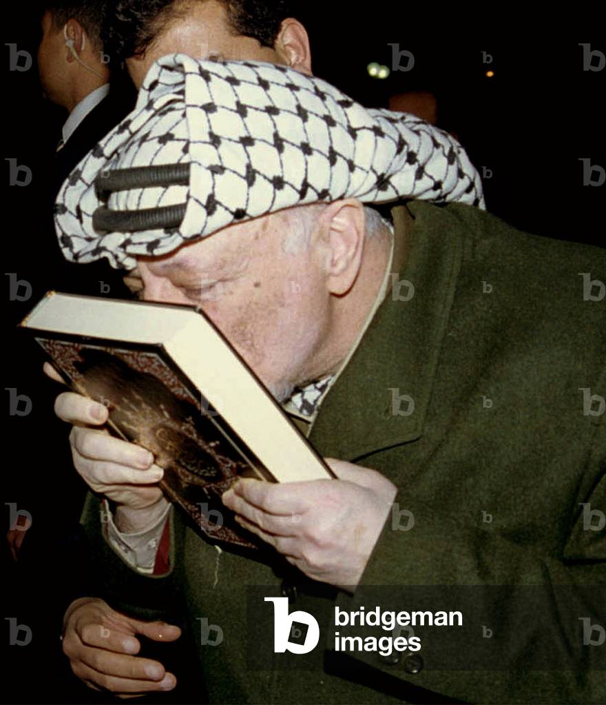Image of Palestinian President Yasser Arafat kisses the Muslim holy ...