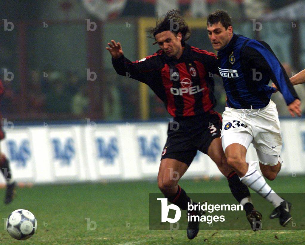 Image of INTER MILAN'S VIERI IN ACTION AGAINST A.C.MILAN MALDINI AT SAN
