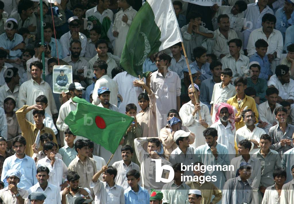 Image of PAKISTANI CROWD HOLD PAKISTANI AND BANGLADESHI FLAGS DURING ...