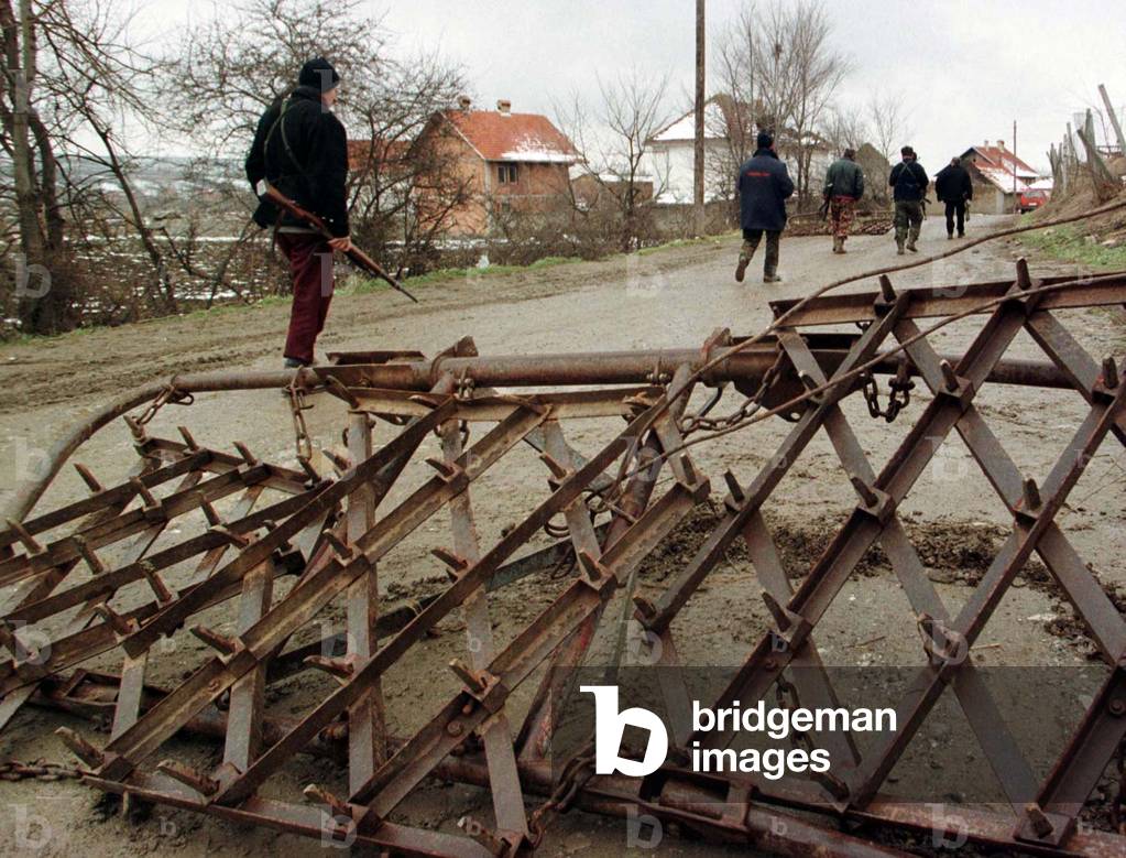Image of KLA FIGHTERS WALK NEXT TO A ROAD BLOCK IN STUDENCANE,