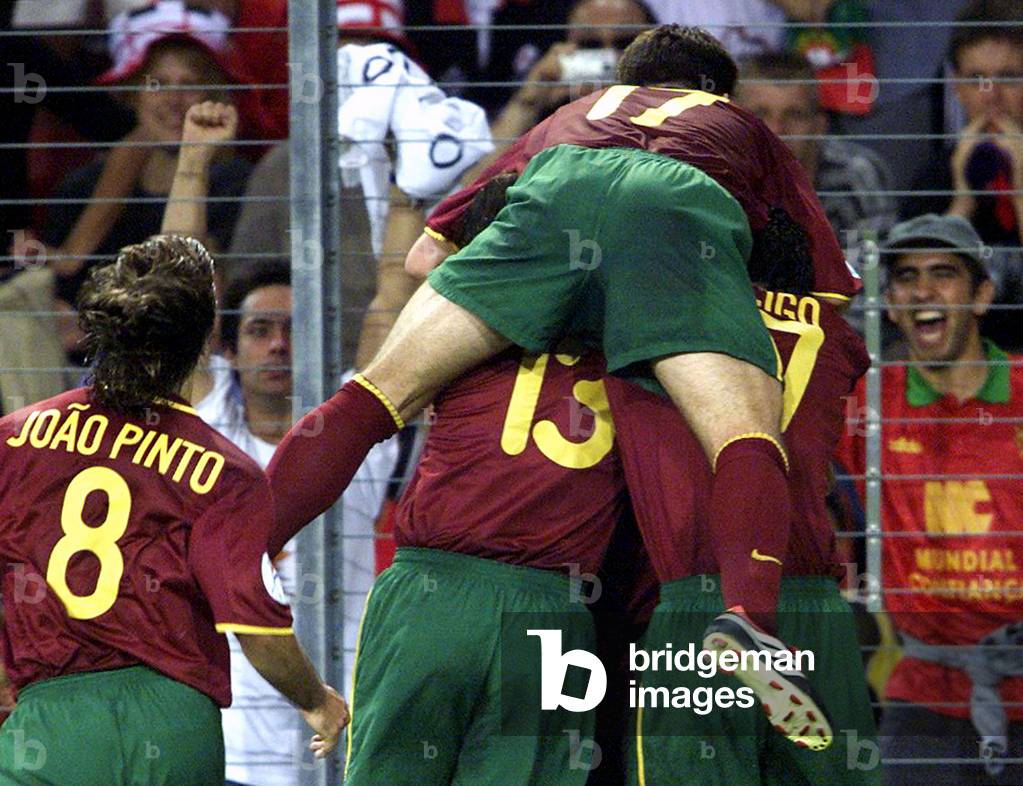 Image of PORTUGAL TEAM CELEBRATE NUNO GOMES' GOAL IN EUROPEAN ...