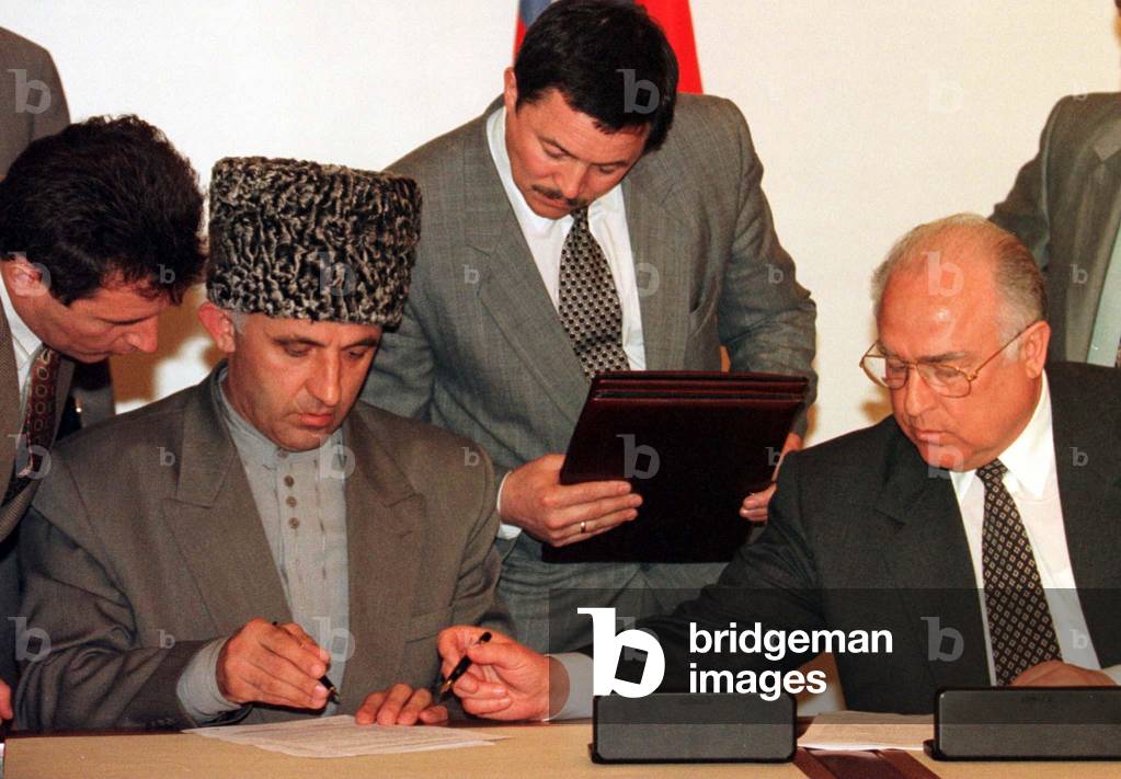 Image of CHECHEN LEADER MASKHADOV AND RUSSIAN PM SIGN AGREEMENT, 1997 ...