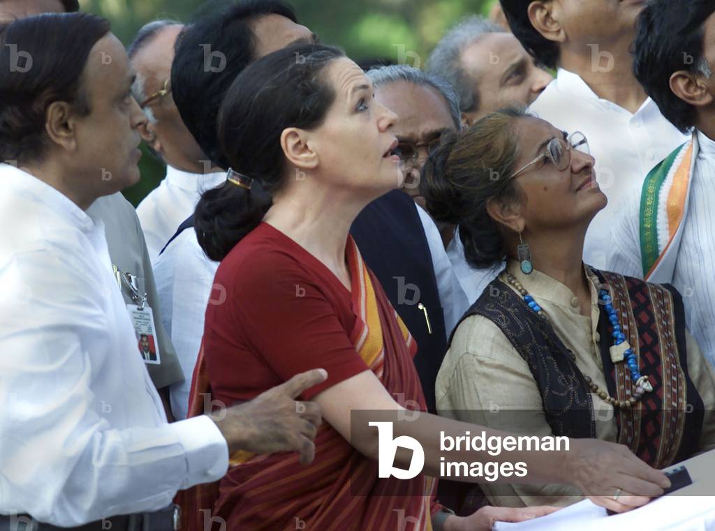 Image of SONIA GANDHI PRESSES A BUTTON TO UNVEIL A STATUE OF