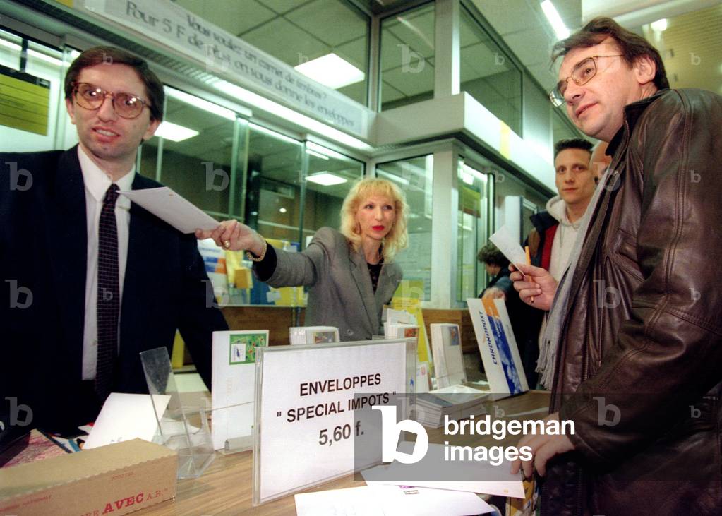 Image of A French tax payer gets last moment instructions at the