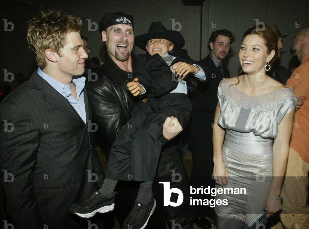 Image of Actor Mike Vogel (L) and actress Jessica Biel (R) stars