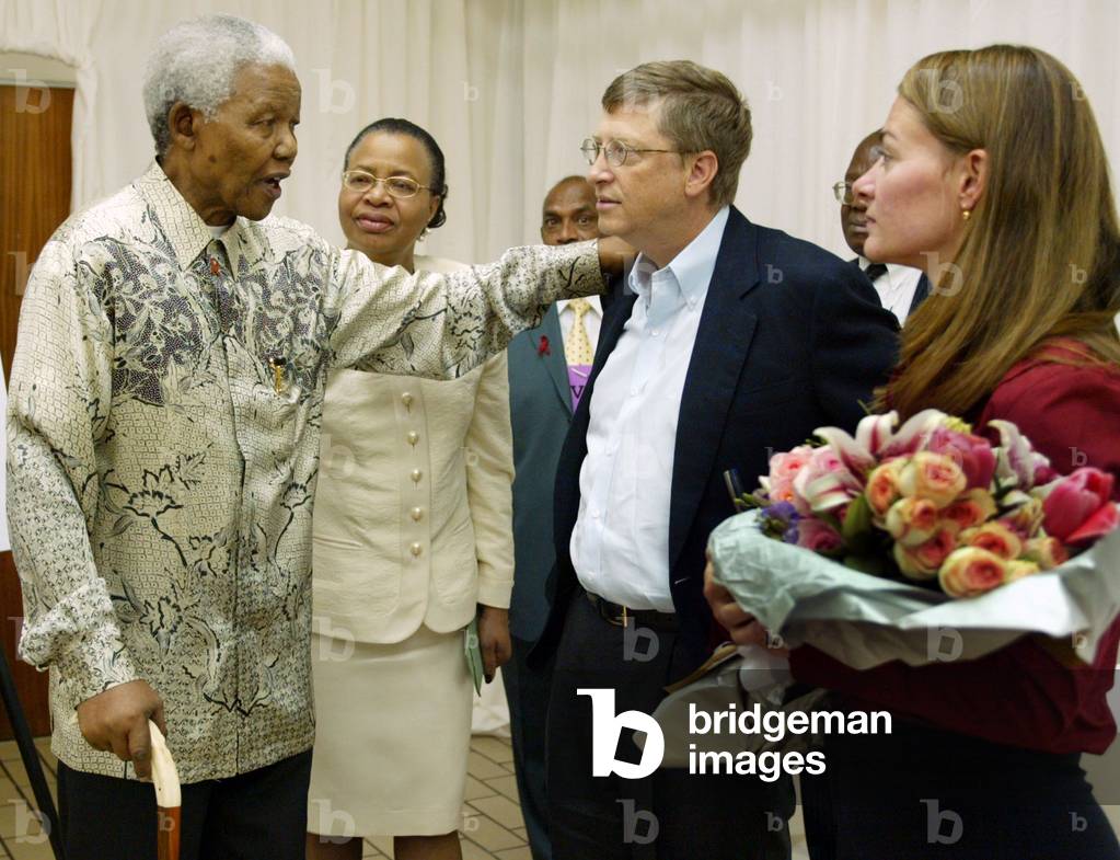 Image of NELSON MANDELA TALKS TO BILL GATES AFTER HIV/AIDS FORUM, 2003 ...