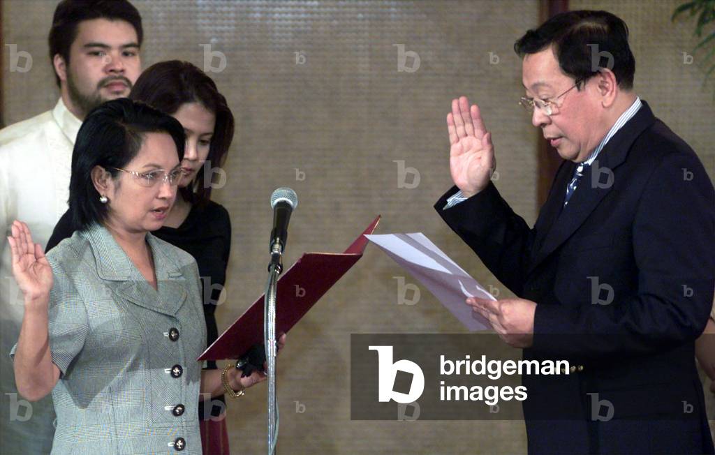 Image of PHILIPPINE PRESIDENT ARROYO SWEARS INTO OFFICE ALBERTO ROMULO ...