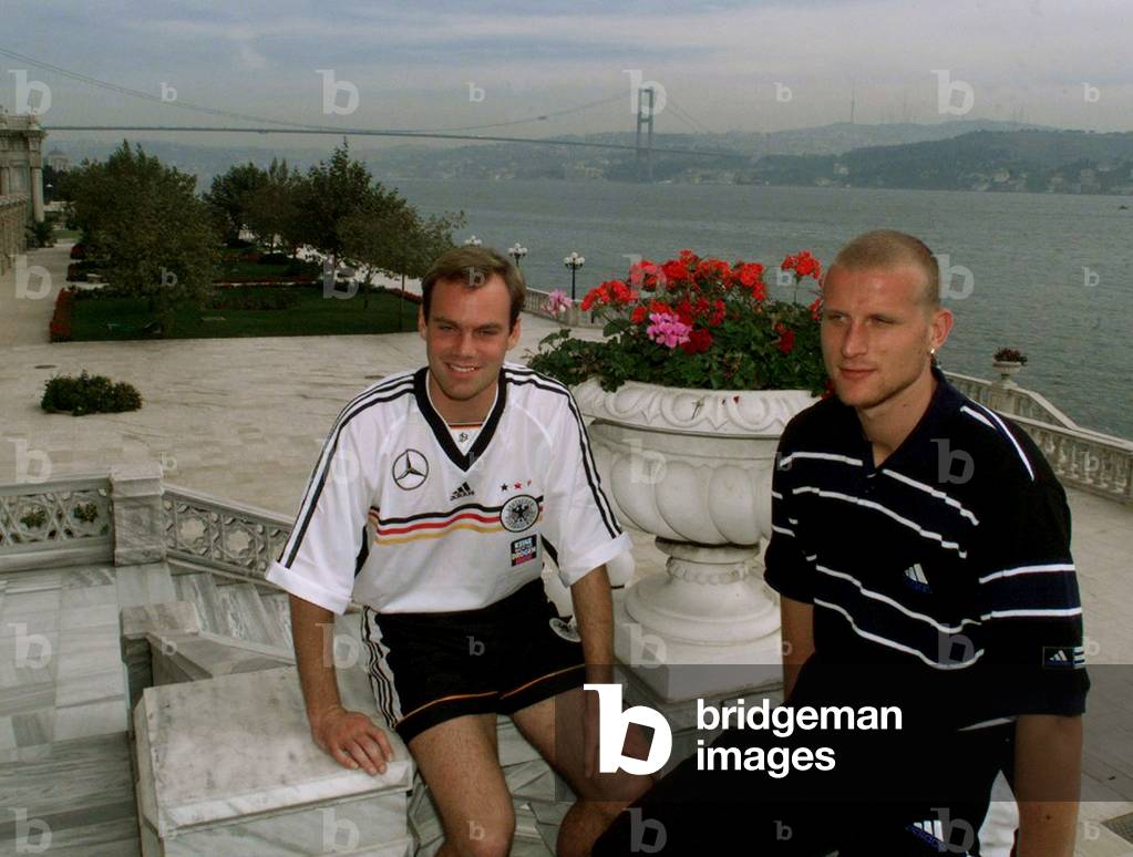 Image of German national soccer team players Christian Nerlinger (L ...