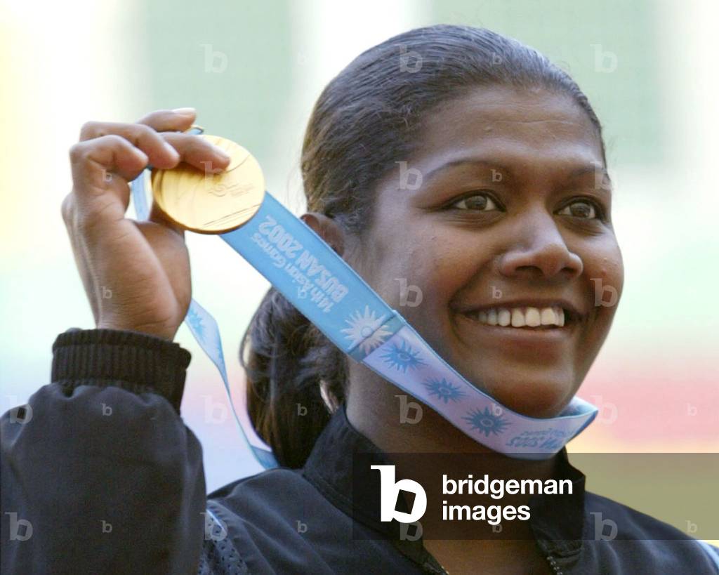 Image of SRI LANKA'S SUSANTHIKA JAYASINGHE MANANNALAGE SHOWS GOLD MEDAL ...