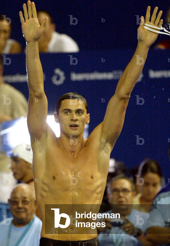 Image of RUSSIA'S ALEXANDER POPOV WAVES AFTER WINNING IN THE 100 METRES ...
