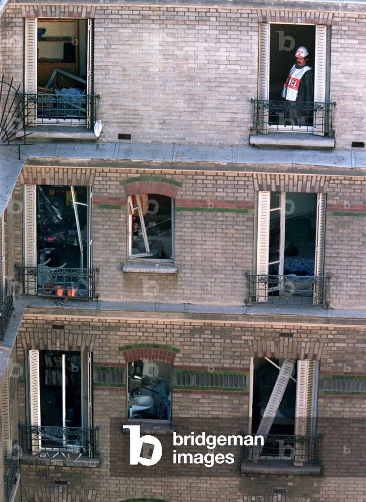 Image of FIREMAN AT SCENE OF PARIS GAS EXPLOSION, 1997-09-04 (photo)