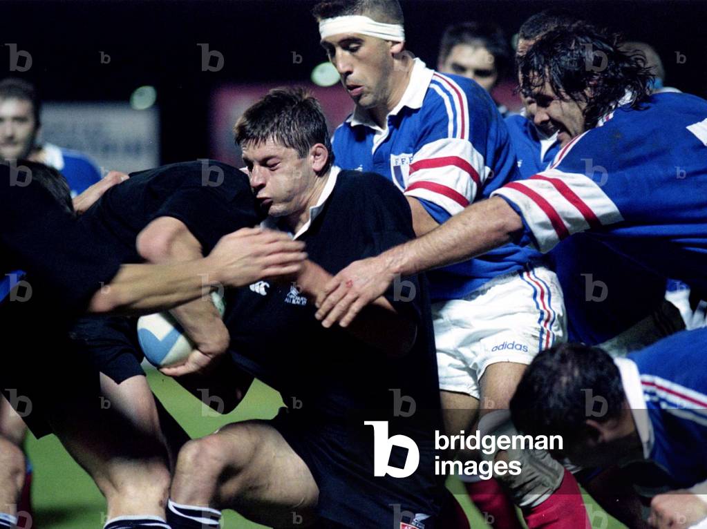 Image of Justin Marshall (C) of New Zealand All Blacks and an