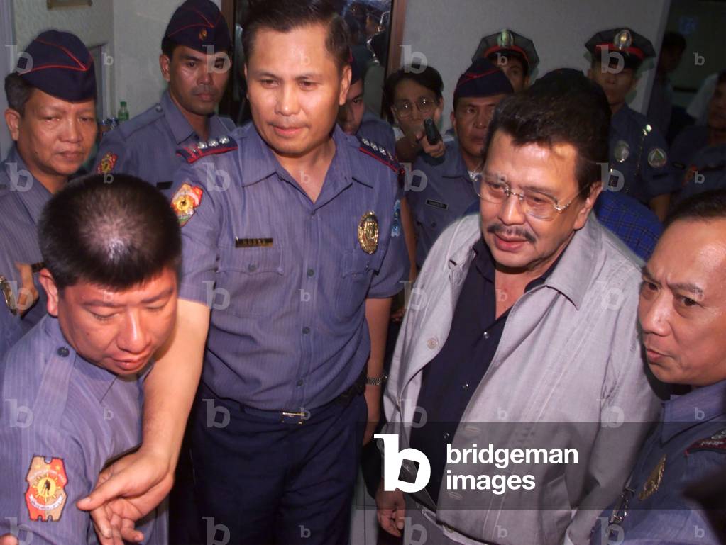 Image of PHILIPPINE POLICE ESCORT DEPOSED PHILIPPINE PRESIDENT JOSEPH ...