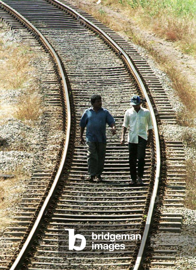 Image of TWO PEOPLE WALK ON RAILWAY TRACKS IN COLOMBO, 1999-07-20 (photo)