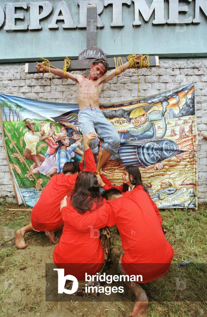 Image of A FILIPINO STUDENT PORTRAYS JESUS CHRIST IN MANILA, 1999-03-30 ...
