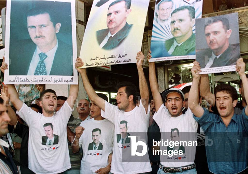 Image of SYRIAN PRESIDENT BASHAR AL ASSAD CHEERED BY CROWDS, 2000-07-17 ...