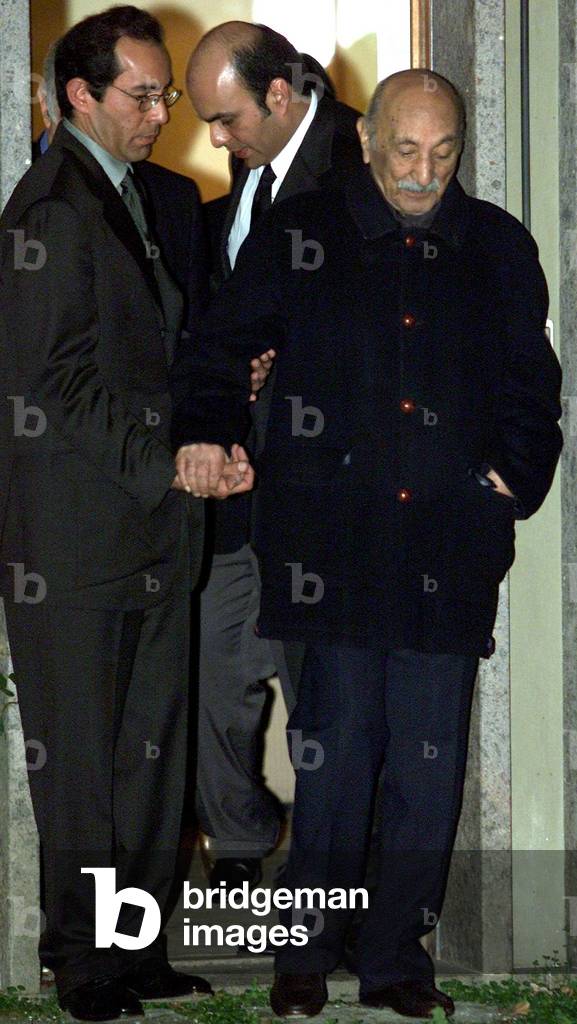 Image of The deposed king of Afghanistan Mohammad Zahir Shah (R) is