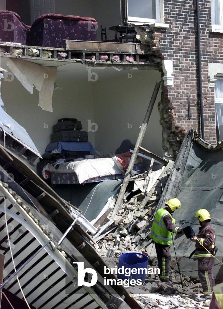 Image of RESCUERS ATTEND BUILDING COLLAPSE IN NORTH LONDON, 2001-07-20 ...