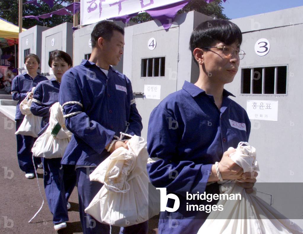 Image of VOLUNTEERS HEAD FOR MOCK PRISON CELLS IN SEOUL, 1999-08-06 (photo)