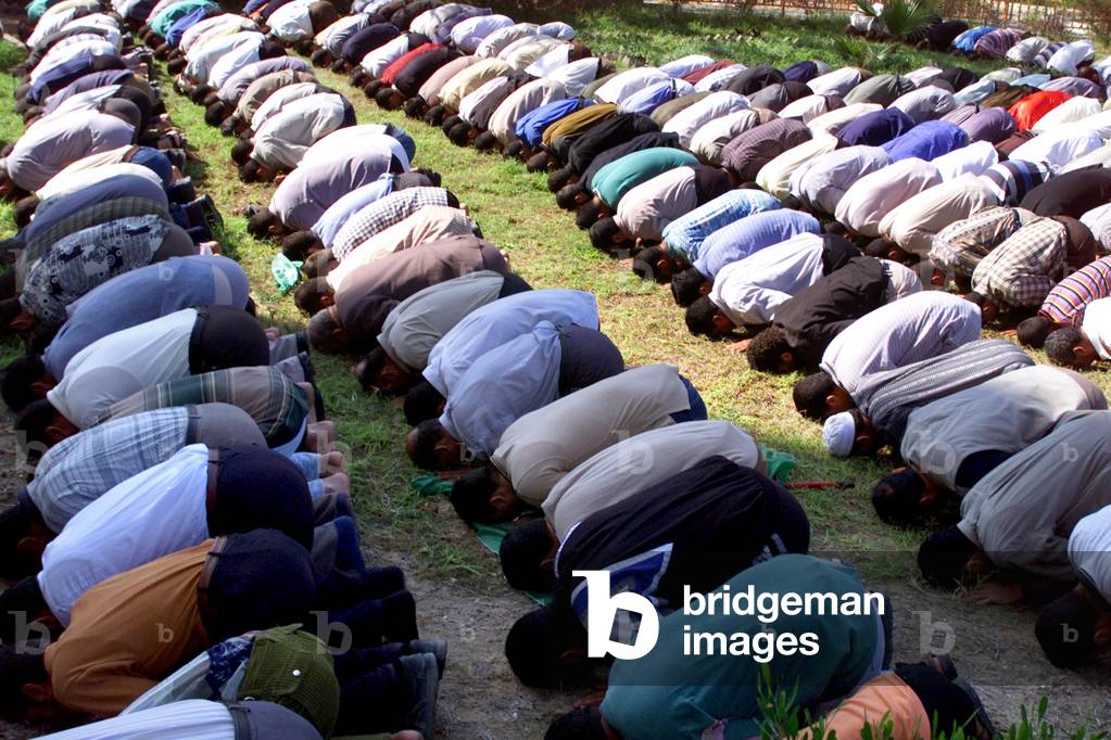 Image of Palestinians pray outside Gaza hospital during the funeral of ...