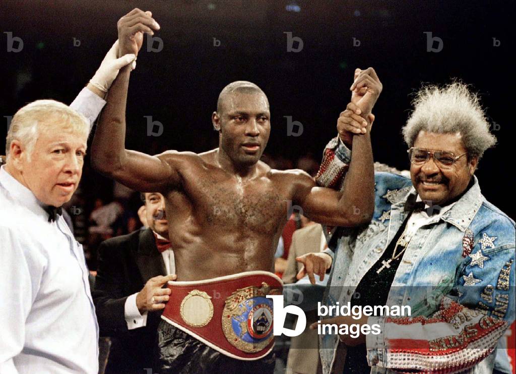 Image of WBO Heavyweight Champion Henry Akinwande is declared the winner by