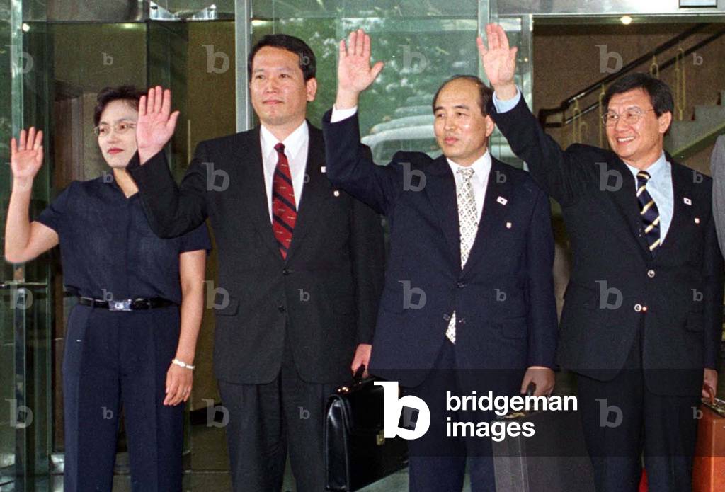 Image of SOUTH KOREAN RED CROSS DELEGATION MEMBERS WAVE IN SEOUL, 2000 ...