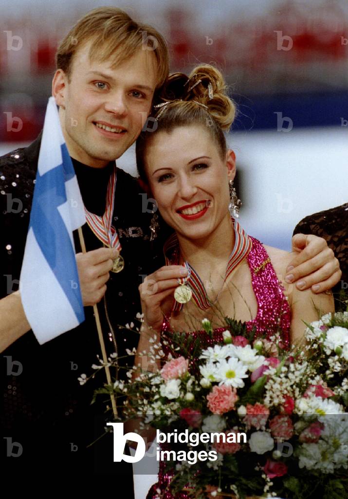 Image of Susanna Rahkamo and Petri Kokko from Finland display their gold