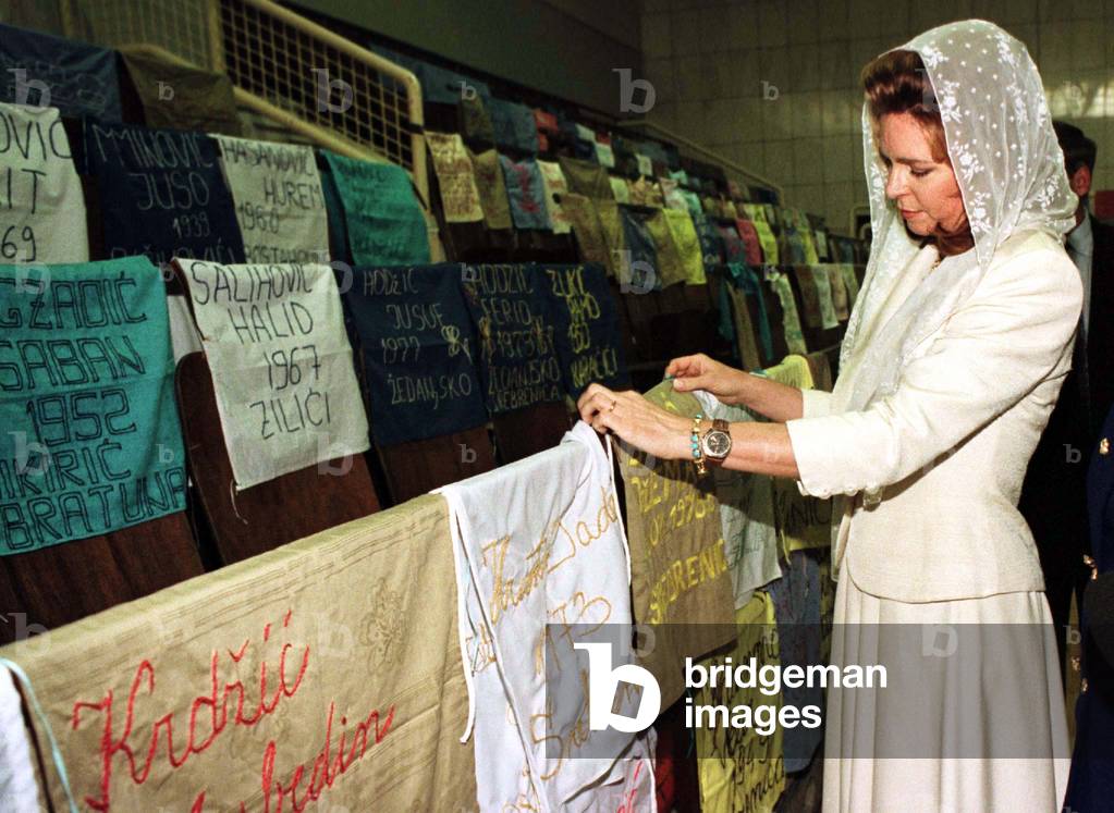 Image of Jordan's Queen Noor has a look on small banners with