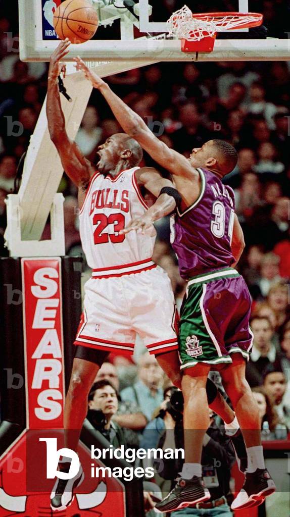 Image of BULLS JORDAN GOES TO BASKET IN FRONT OF BUCKS ALLEN,