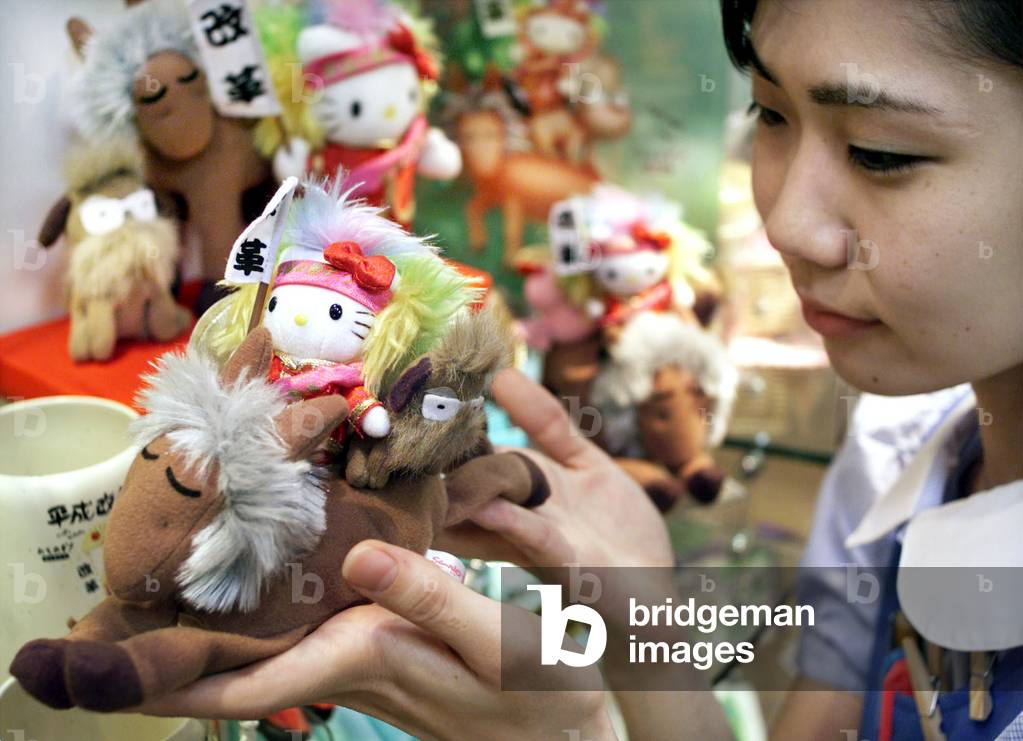 Image of SANRIO EMPLOYEE SHOWS HELLO KITTY ANIMAL CHARACTERS AT SANRIO SHOP
