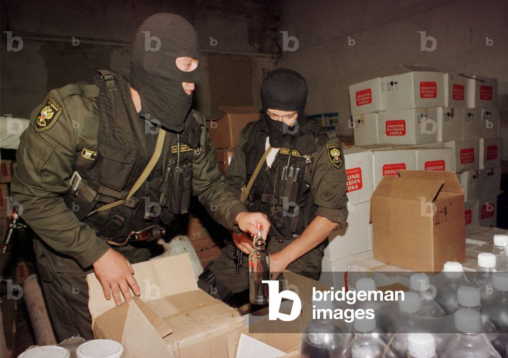 Image of A TAX POLICE OFFICERS INSPECT GOODS AT WAREHOUSE, 1998-06-25 ...