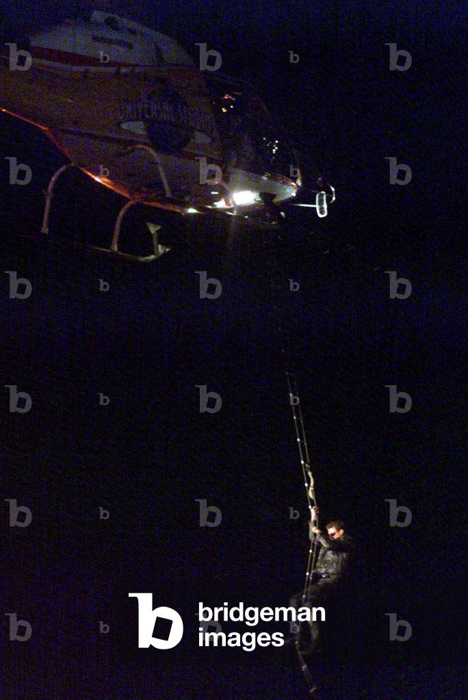 Image of HOLLYWOOD ACTOR SCHWARZENEGGER HANGS FROM ROPE FROM HELICOPTER ...