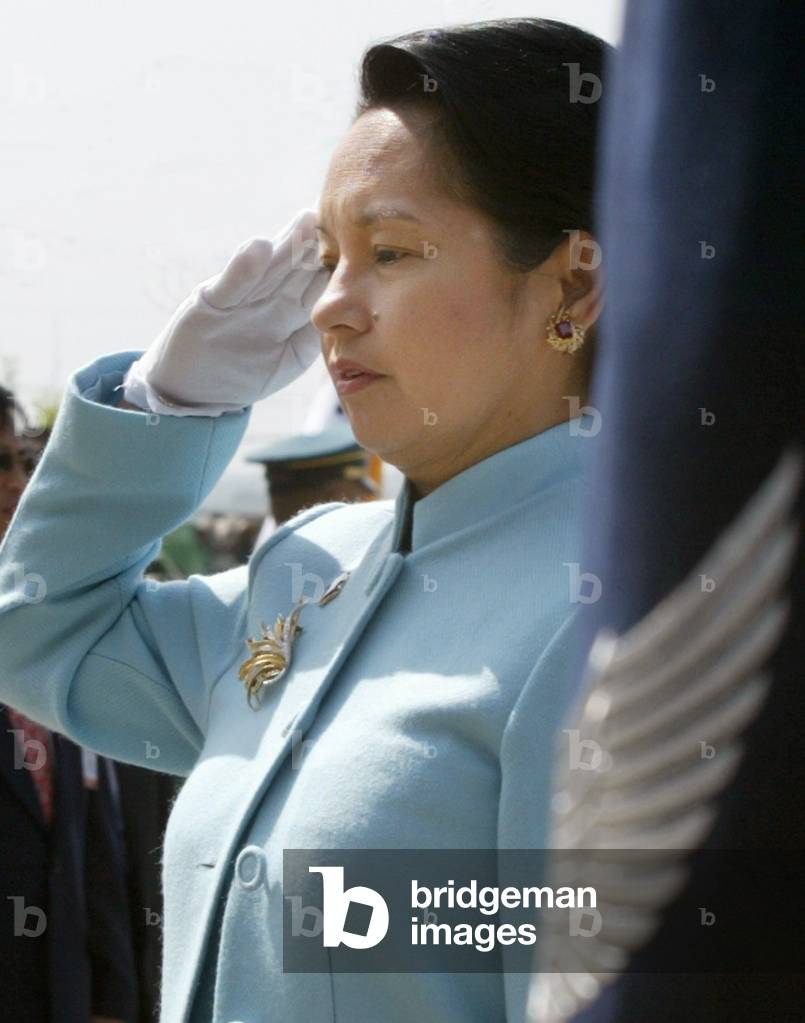 Image of PHILIPPINE PRESIDENT ARROYO SALUTES IN FRONT OF A MONUMENT ...