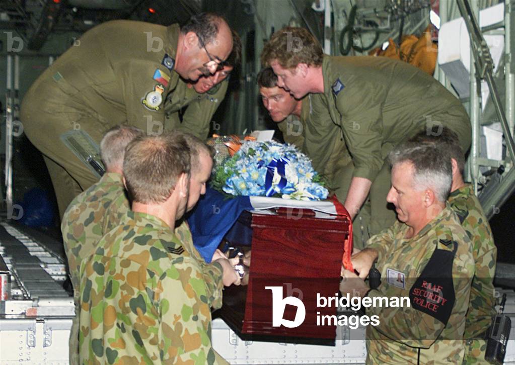 Image of The coffin of murdered Dutch journalist Sander Thoenes, 30, is