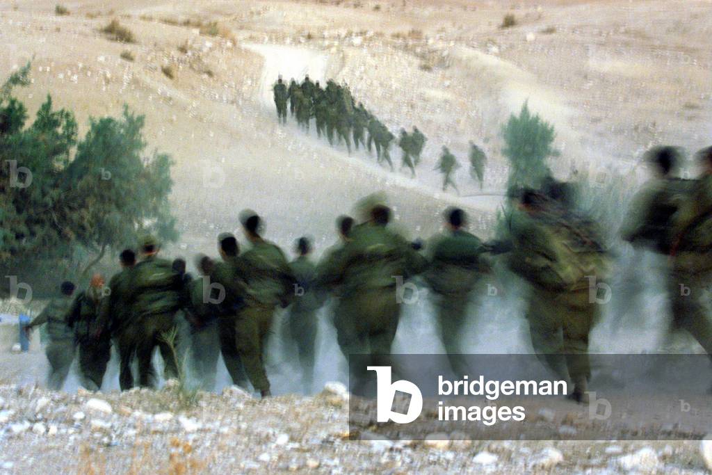 Image of Some one hundred Israeli infantry soldiers run with full military