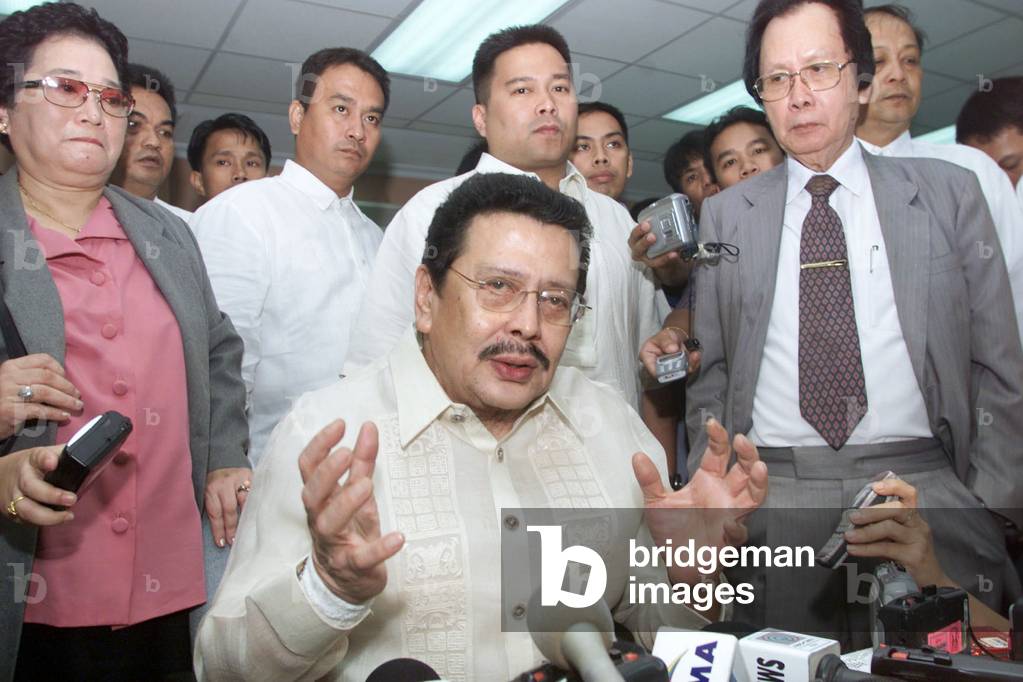 Image of FORMER PHILIPPINE PRESIDENT JOSEPH ESTRADA GESTURES TO ...