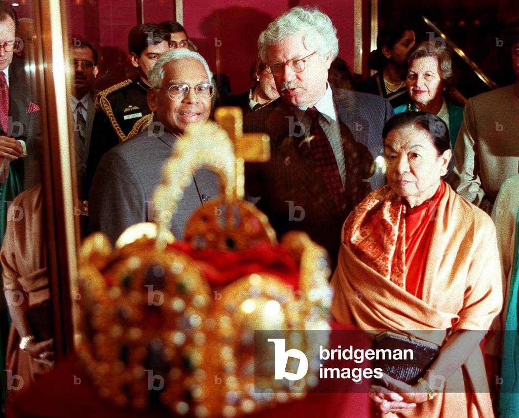 Image of KOCHERIL RAMAN NARAYANAN AND HIS WIFE LOOK AT THE CROWN
